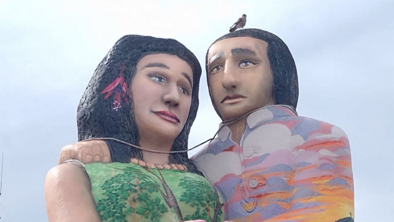 FOTO| Importante mejoras: Así avanza la restauración de escultura "Sentados frente al mar"