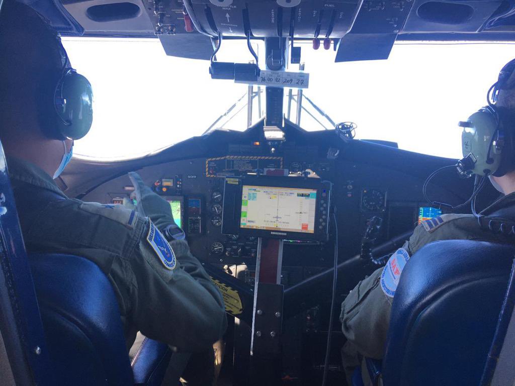 Avión FACh especializado toma fotografías donde se extravió Tomás